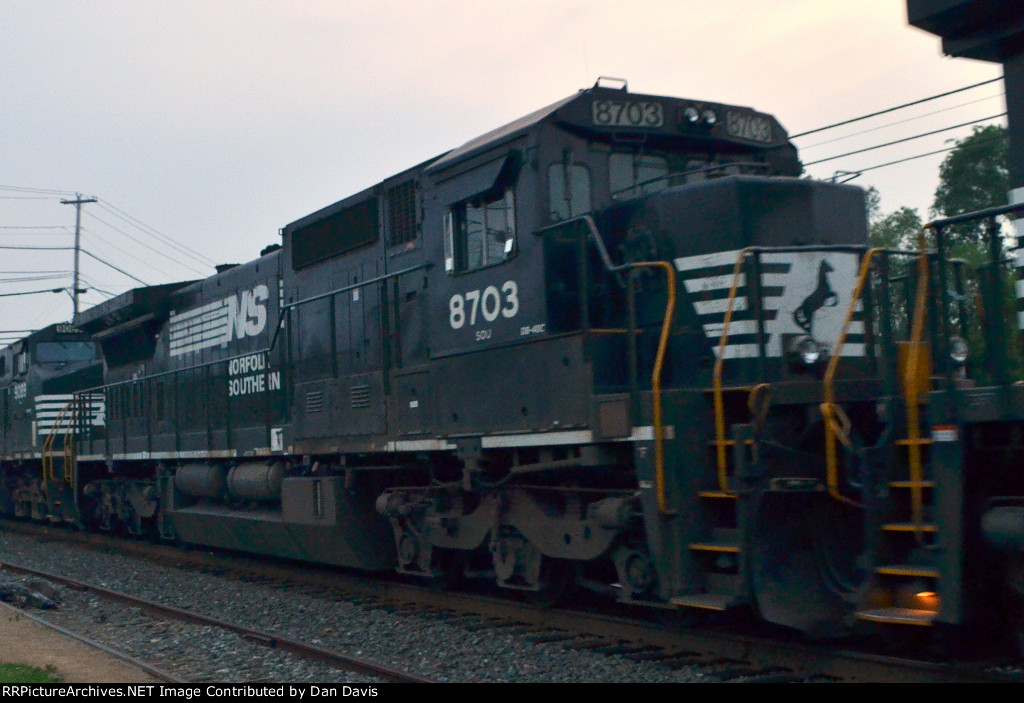 NS C40-8 8703 in the middle on 16N